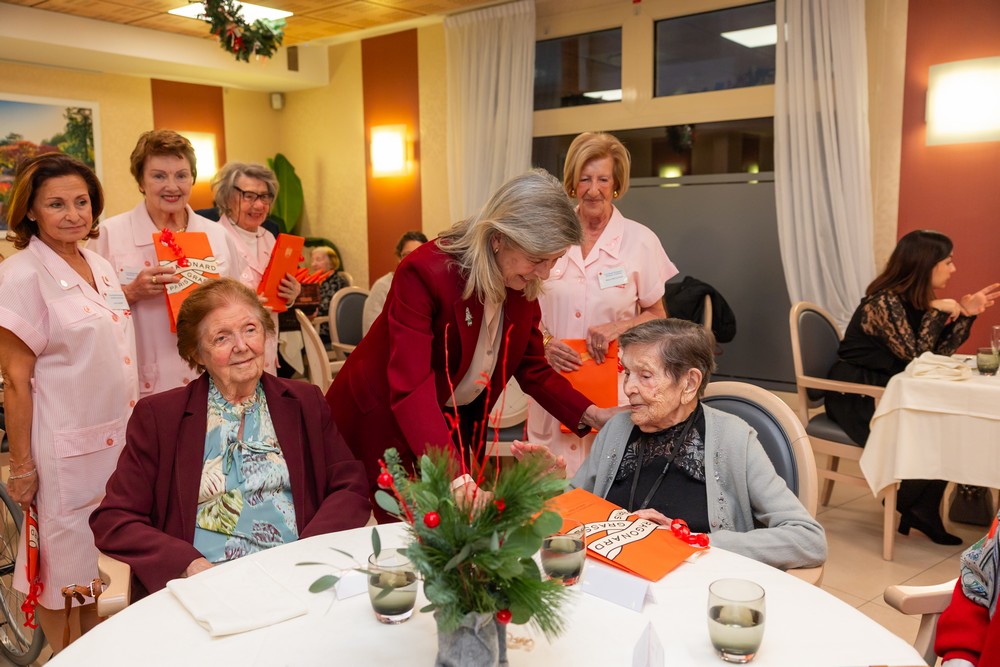 S.A.R. La Princesse Caroline auprès des aînés à la Qietüdine - Croix ...
