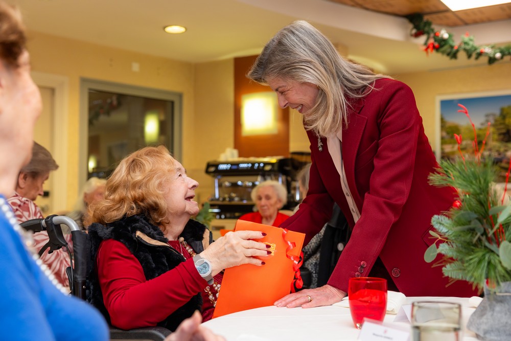 S.A.R. La Princesse Caroline auprès des aînés à la Qietüdine - Croix ...